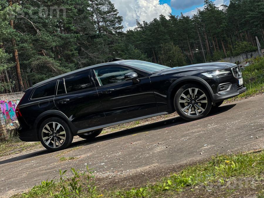 Black Volvo V60 2021 in Riga, with an engine capacity of 2.00 L and mileage of 210 thousand km for 24000 €, photo 7 on AUTOMOTO.COM.LV