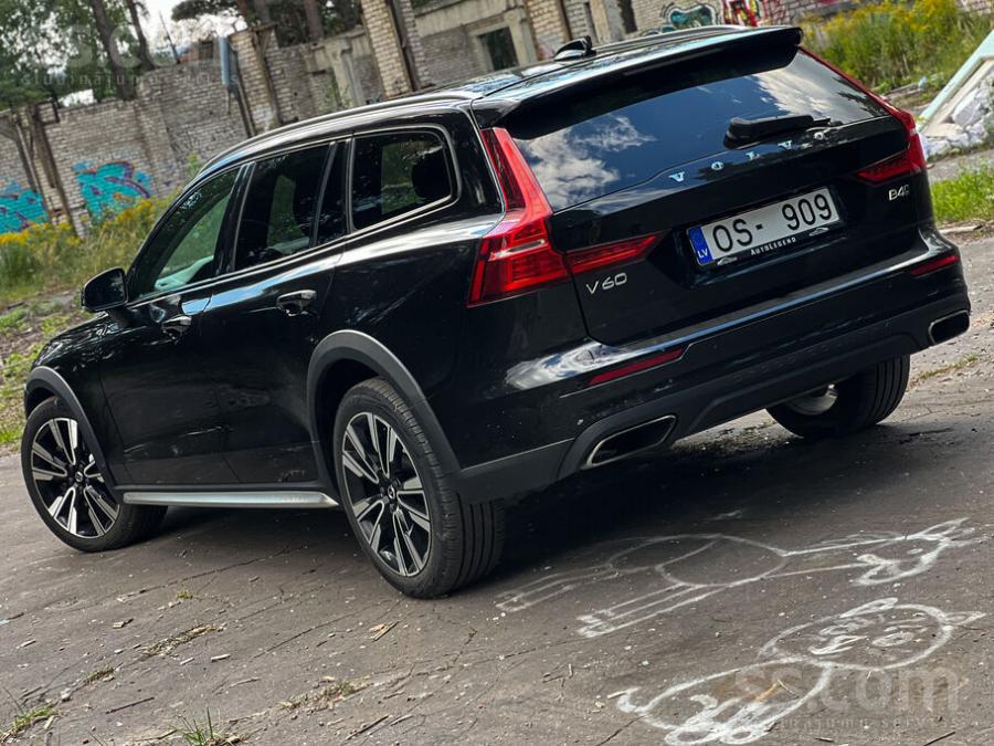 Black Volvo V60 2021 in Riga, with an engine capacity of 2.00 L and mileage of 210 thousand km for 24000 €, photo 18 on AUTOMOTO.COM.LV