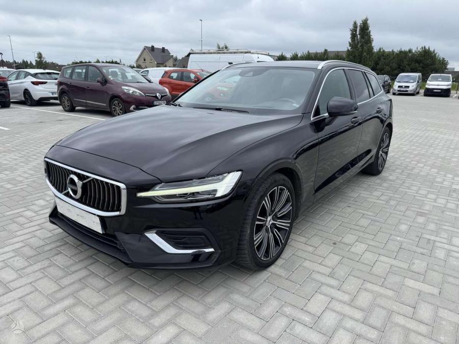 Black Volvo V60 2021 in Taurage, with an engine capacity of 2.00 L and mileage of 252 thousand km for 15700 €, photo 1 on AUTOMOTO.COM.LV