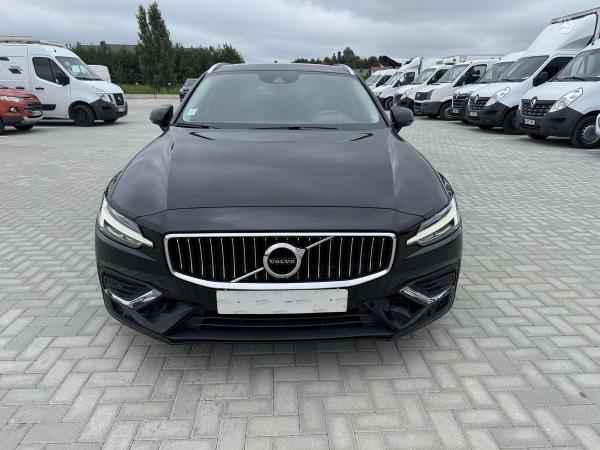 Black Volvo V60 2021 in Taurage, with an engine capacity of 2.00 L and mileage of 252 thousand km for 15700 €, photo 2 on AUTOMOTO.COM.LV