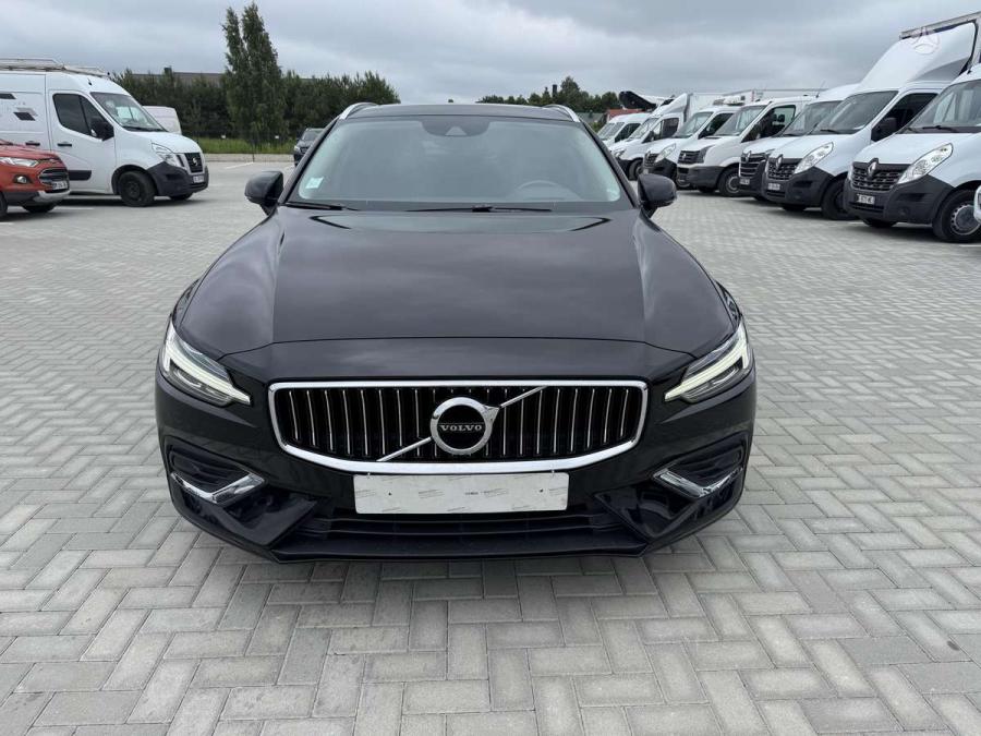 Black Volvo V60 2021 in Taurage, with an engine capacity of 2.00 L and mileage of 252 thousand km for 15700 €, photo 3 on AUTOMOTO.COM.LV