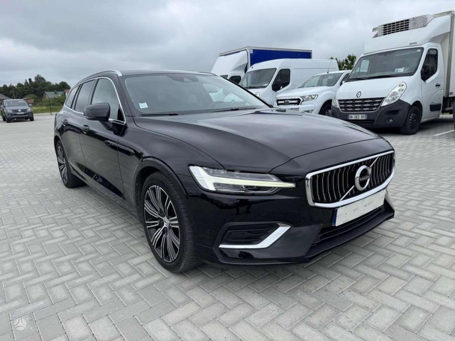 Black Volvo V60 2021 in Taurage, with an engine capacity of 2.00 L and mileage of 252 thousand km for 15700 €, photo 4 on AUTOMOTO.COM.LV