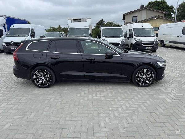 Black Volvo V60 2021 in Taurage, with an engine capacity of 2.00 L and mileage of 252 thousand km for 15700 €, photo 4 on AUTOMOTO.COM.LV