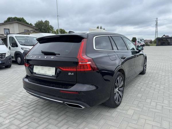 Black Volvo V60 2021 in Taurage, with an engine capacity of 2.00 L and mileage of 252 thousand km for 15700 €, photo 5 on AUTOMOTO.COM.LV