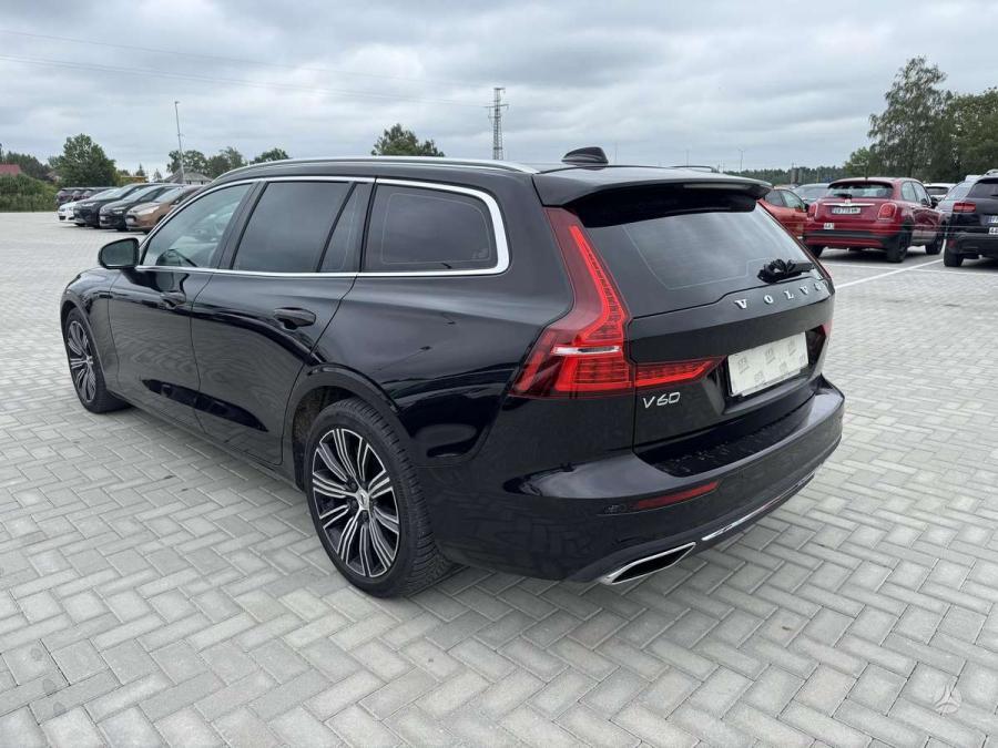 Black Volvo V60 2021 in Taurage, with an engine capacity of 2.00 L and mileage of 252 thousand km for 15700 €, photo 8 on AUTOMOTO.COM.LV