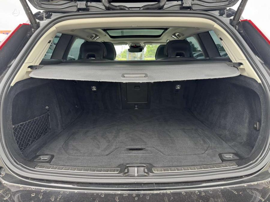 Black Volvo V60 2021 in Taurage, with an engine capacity of 2.00 L and mileage of 252 thousand km for 15700 €, photo 23 on AUTOMOTO.COM.LV