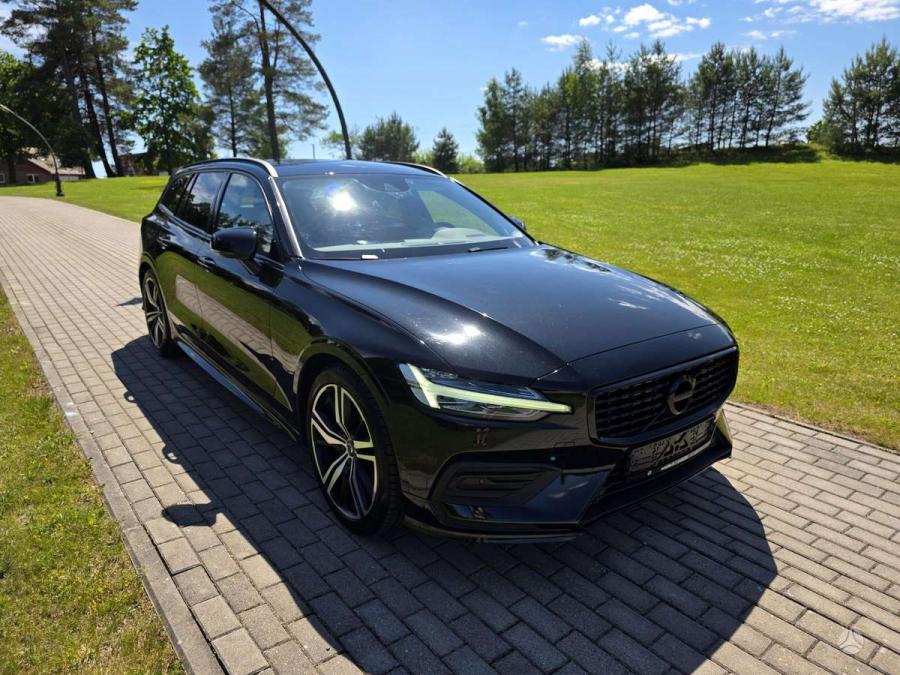 Black Volvo V60 2021 in Telschi, with an engine capacity of 1.97 L and mileage of 250 thousand km for 16800 €, photo 3 on AUTOMOTO.COM.LV