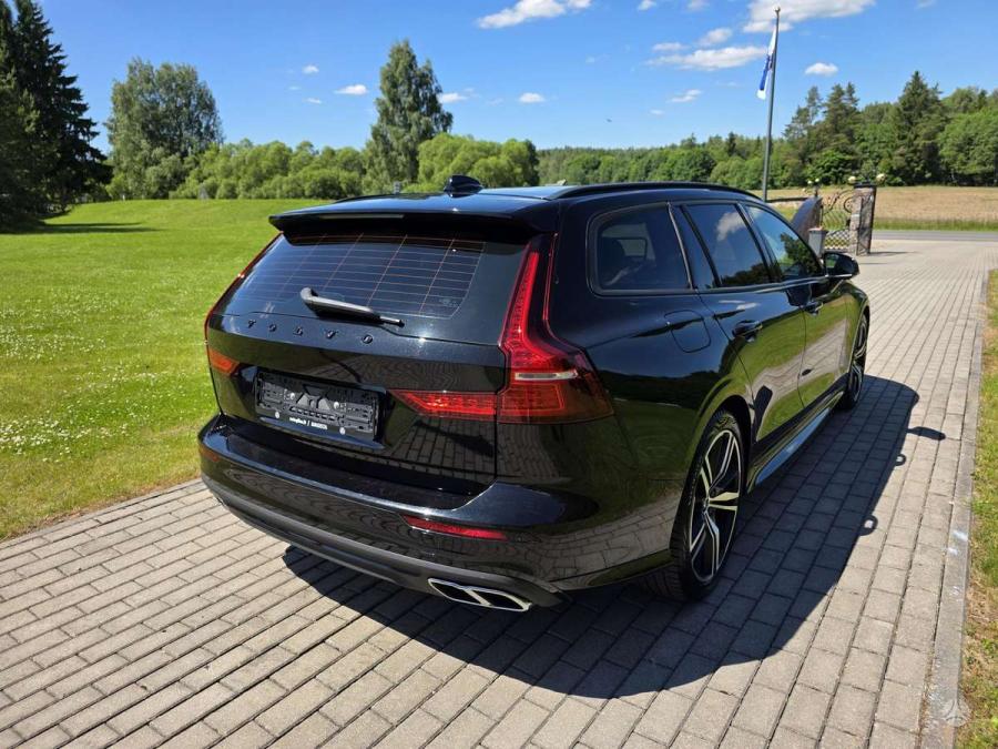 Black Volvo V60 2021 in Telschi, with an engine capacity of 1.97 L and mileage of 250 thousand km for 16800 €, photo 4 on AUTOMOTO.COM.LV