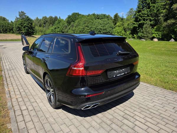 Black Volvo V60 2021 in Telschi, with an engine capacity of 1.97 L and mileage of 250 thousand km for 16800 €, photo 4 on AUTOMOTO.COM.LV