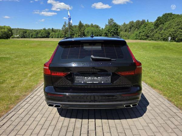 Black Volvo V60 2021 in Telschi, with an engine capacity of 1.97 L and mileage of 250 thousand km for 16800 €, photo 6 on AUTOMOTO.COM.LV