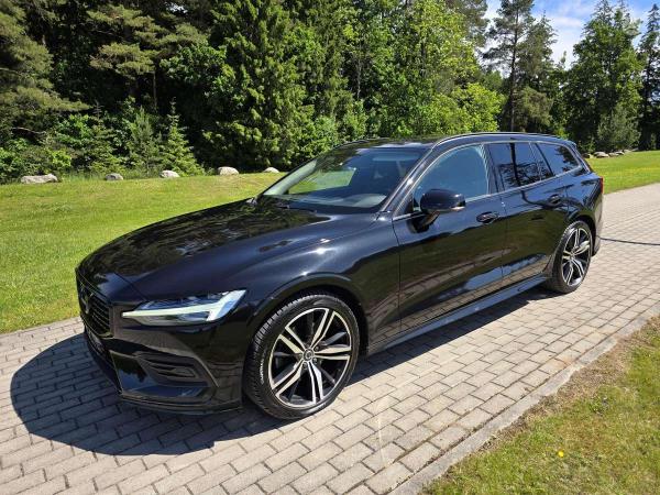 Black Volvo V60 2021 in Telschi, with an engine capacity of 1.97 L and mileage of 250 thousand km for 16800 €, photo 7 on AUTOMOTO.COM.LV