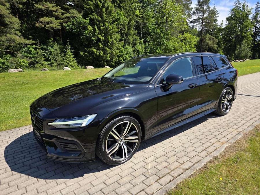 Black Volvo V60 2021 in Telschi, with an engine capacity of 1.97 L and mileage of 250 thousand km for 16800 €, photo 8 on AUTOMOTO.COM.LV