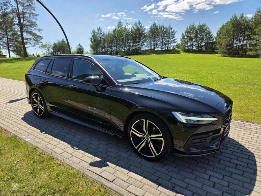 Black Volvo V60 2021 in Telschi, with an engine capacity of 1.97 L and mileage of 250 thousand km for 16800 €, photo 9 on AUTOMOTO.COM.LV