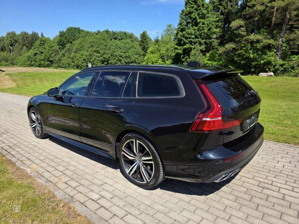 Black Volvo V60 2021 in Telschi, with an engine capacity of 1.97 L and mileage of 250 thousand km for 16800 €, photo 10 on AUTOMOTO.COM.LV