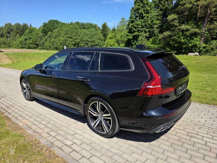 Black Volvo V60 2021 in Telschi, with an engine capacity of 1.97 L and mileage of 250 thousand km for 16800 €, photo 11 on AUTOMOTO.COM.LV