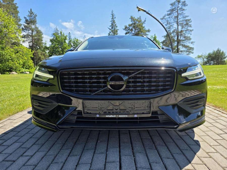 Black Volvo V60 2021 in Telschi, with an engine capacity of 1.97 L and mileage of 250 thousand km for 16800 €, photo 14 on AUTOMOTO.COM.LV