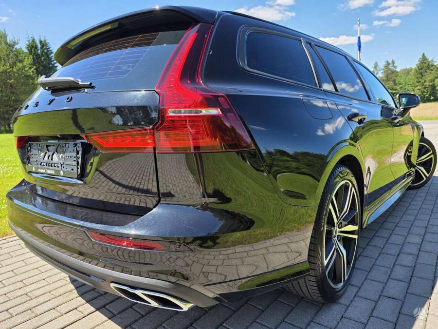Black Volvo V60 2021 in Telschi, with an engine capacity of 1.97 L and mileage of 250 thousand km for 16800 €, photo 17 on AUTOMOTO.COM.LV
