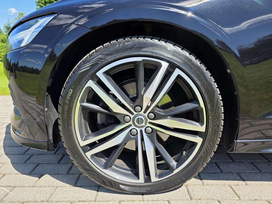 Black Volvo V60 2021 in Telschi, with an engine capacity of 1.97 L and mileage of 250 thousand km for 16800 €, photo 21 on AUTOMOTO.COM.LV