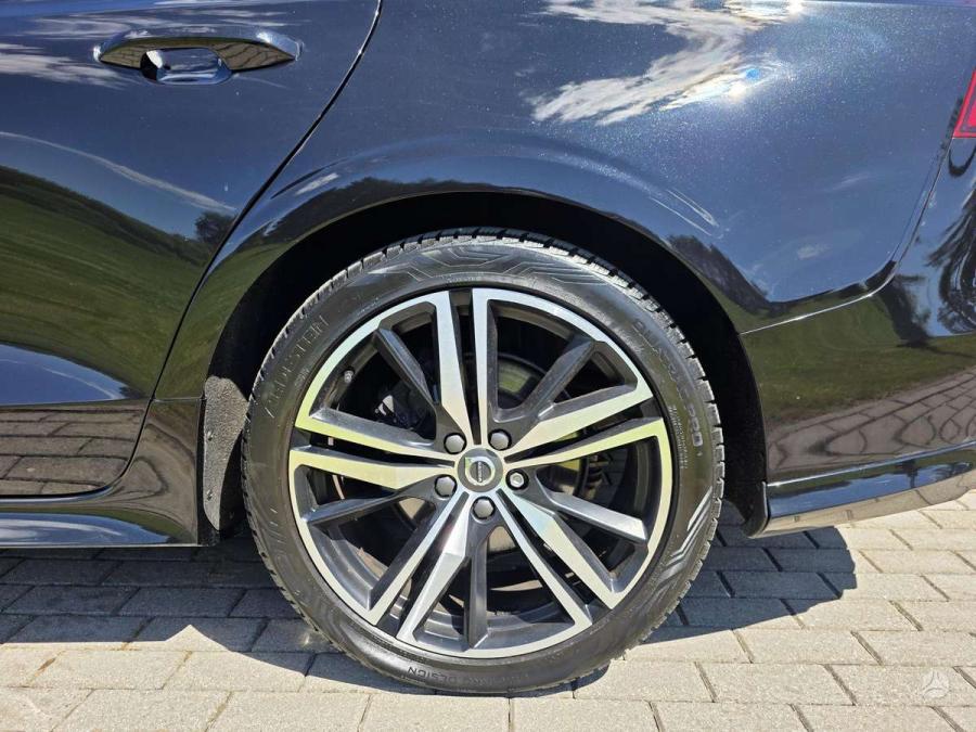 Black Volvo V60 2021 in Telschi, with an engine capacity of 1.97 L and mileage of 250 thousand km for 16800 €, photo 22 on AUTOMOTO.COM.LV