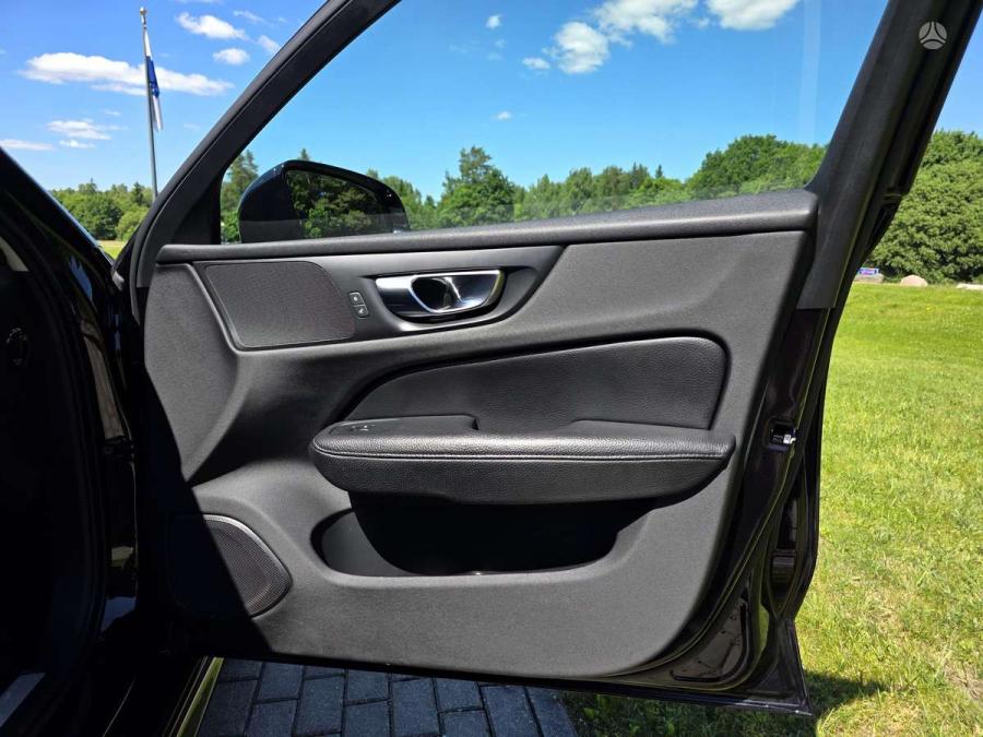 Black Volvo V60 2021 in Telschi, with an engine capacity of 1.97 L and mileage of 250 thousand km for 16800 €, photo 25 on AUTOMOTO.COM.LV