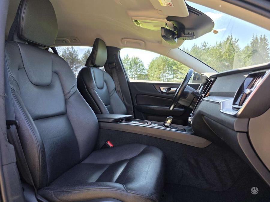 Black Volvo V60 2021 in Telschi, with an engine capacity of 1.97 L and mileage of 250 thousand km for 16800 €, photo 27 on AUTOMOTO.COM.LV