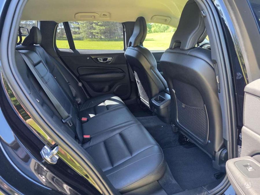 Black Volvo V60 2021 in Telschi, with an engine capacity of 1.97 L and mileage of 250 thousand km for 16800 €, photo 29 on AUTOMOTO.COM.LV