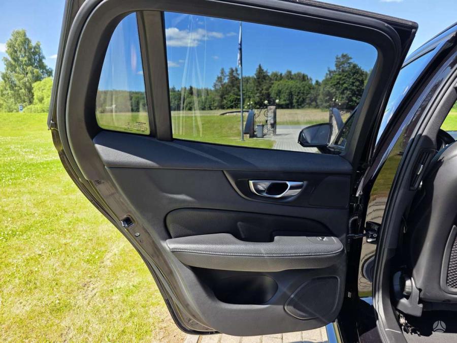 Black Volvo V60 2021 in Telschi, with an engine capacity of 1.97 L and mileage of 250 thousand km for 16800 €, photo 30 on AUTOMOTO.COM.LV
