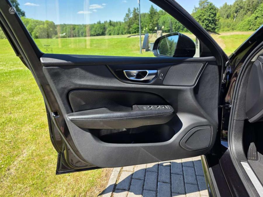 Black Volvo V60 2021 in Telschi, with an engine capacity of 1.97 L and mileage of 250 thousand km for 16800 €, photo 34 on AUTOMOTO.COM.LV