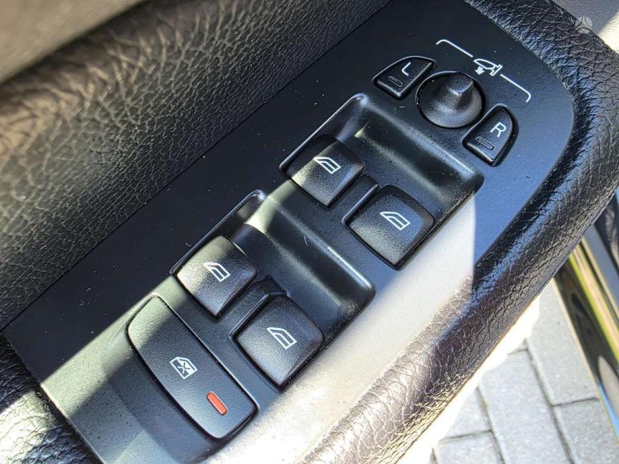 Black Volvo V60 2021 in Telschi, with an engine capacity of 1.97 L and mileage of 250 thousand km for 16800 €, photo 35 on AUTOMOTO.COM.LV