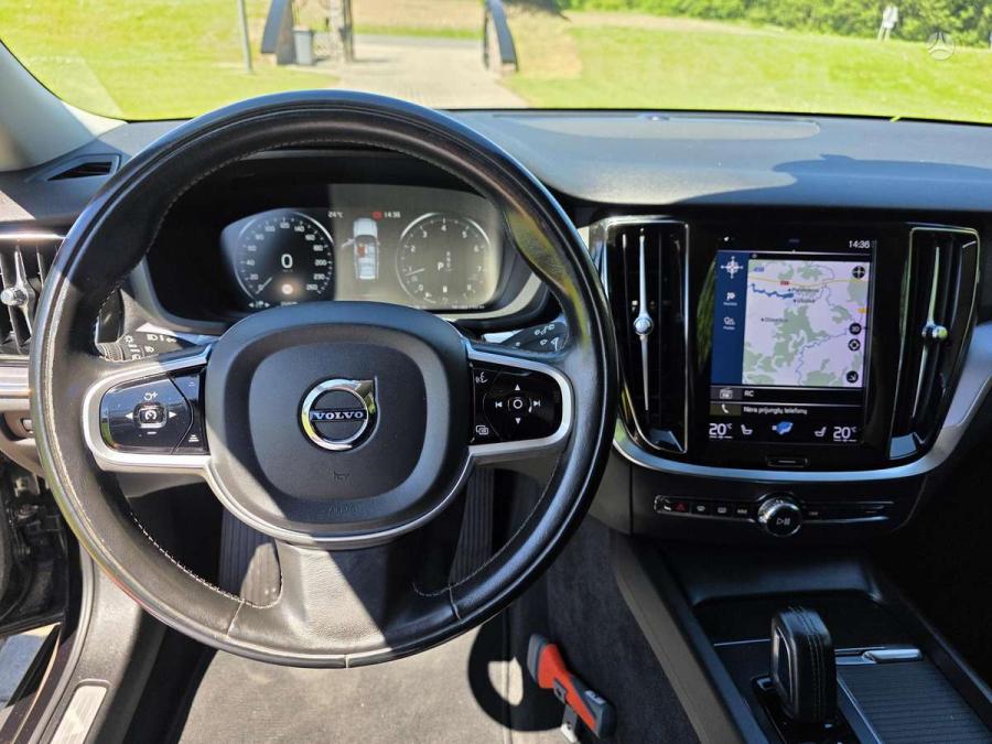 Black Volvo V60 2021 in Telschi, with an engine capacity of 1.97 L and mileage of 250 thousand km for 16800 €, photo 39 on AUTOMOTO.COM.LV