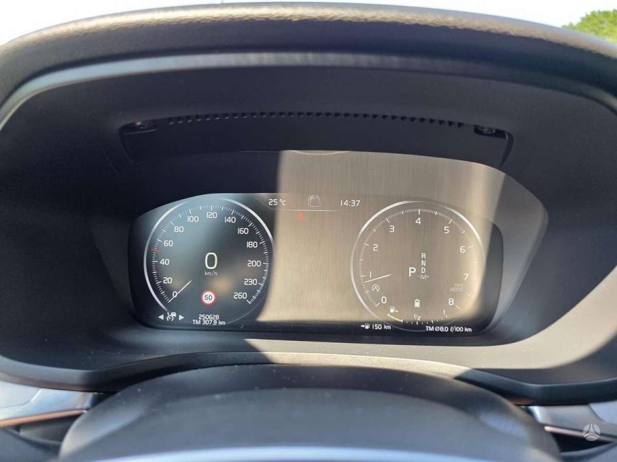 Black Volvo V60 2021 in Telschi, with an engine capacity of 1.97 L and mileage of 250 thousand km for 16800 €, photo 40 on AUTOMOTO.COM.LV