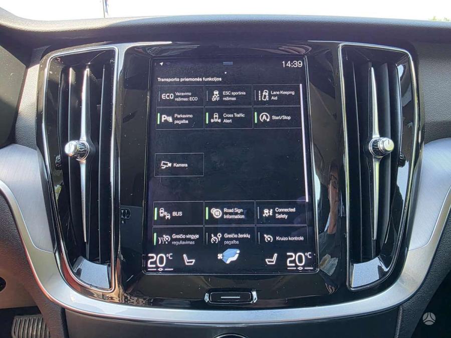 Black Volvo V60 2021 in Telschi, with an engine capacity of 1.97 L and mileage of 250 thousand km for 16800 €, photo 42 on AUTOMOTO.COM.LV