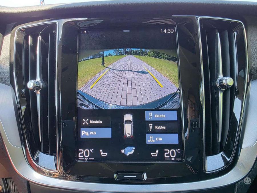 Black Volvo V60 2021 in Telschi, with an engine capacity of 1.97 L and mileage of 250 thousand km for 16800 €, photo 43 on AUTOMOTO.COM.LV