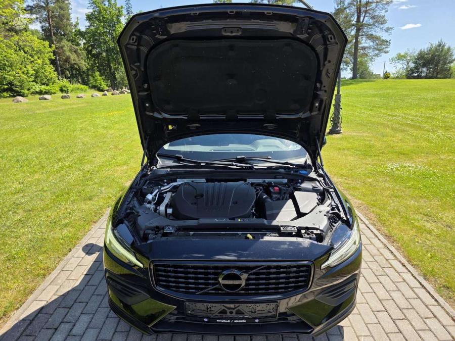 Black Volvo V60 2021 in Telschi, with an engine capacity of 1.97 L and mileage of 250 thousand km for 16800 €, photo 48 on AUTOMOTO.COM.LV