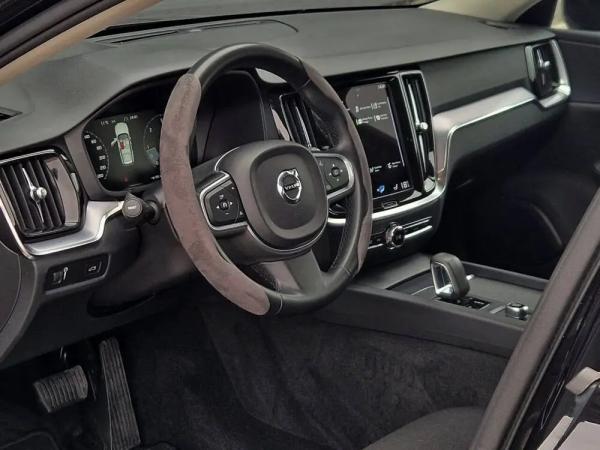 Black Volvo V60 2021 in Riga, with an engine capacity of 2.00 L and mileage of 73 thousand km for 25000 €, photo 3 on AUTOMOTO.COM.LV