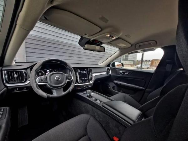 Black Volvo V60 2021 in Riga, with an engine capacity of 2.00 L and mileage of 73 thousand km for 25000 €, photo 4 on AUTOMOTO.COM.LV