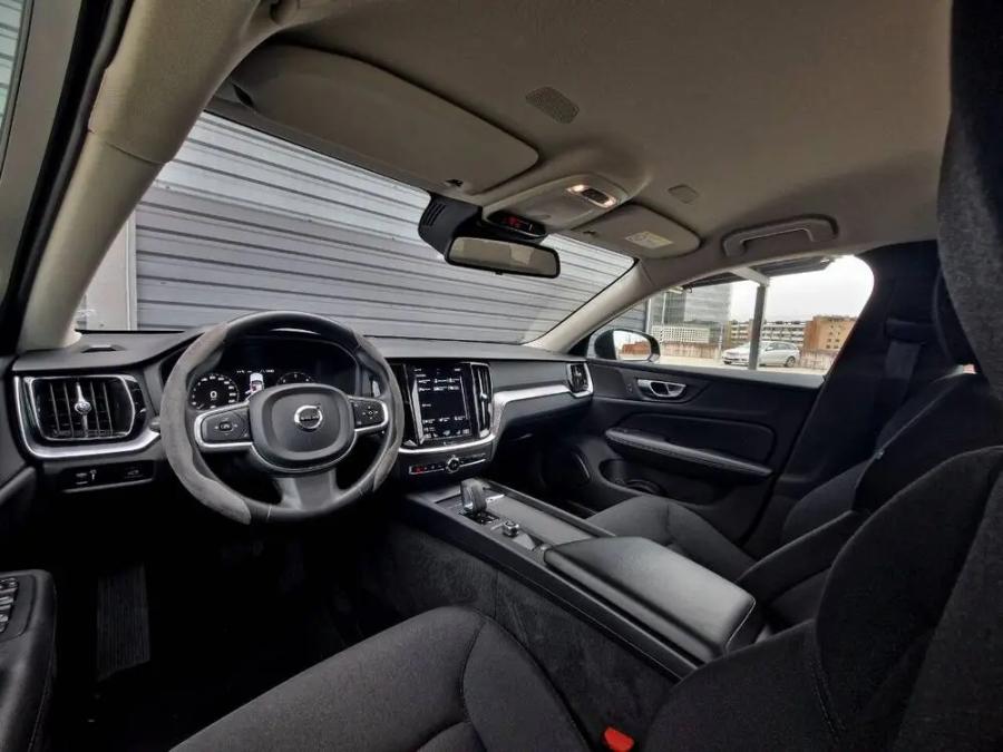 Black Volvo V60 2021 in Riga, with an engine capacity of 2.00 L and mileage of 73 thousand km for 25000 €, photo 5 on AUTOMOTO.COM.LV