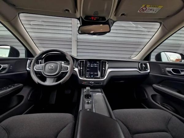 Black Volvo V60 2021 in Riga, with an engine capacity of 2.00 L and mileage of 73 thousand km for 25000 €, photo 6 on AUTOMOTO.COM.LV
