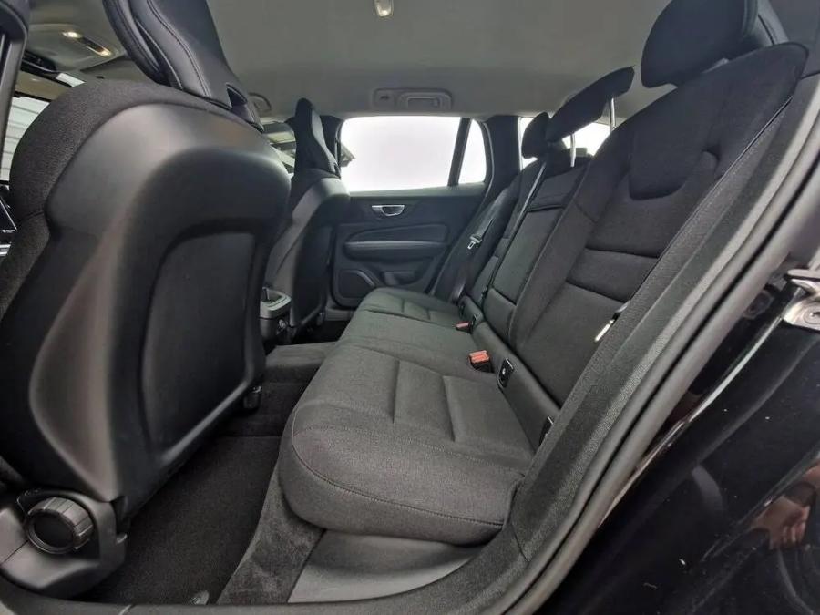 Black Volvo V60 2021 in Riga, with an engine capacity of 2.00 L and mileage of 73 thousand km for 25000 €, photo 10 on AUTOMOTO.COM.LV