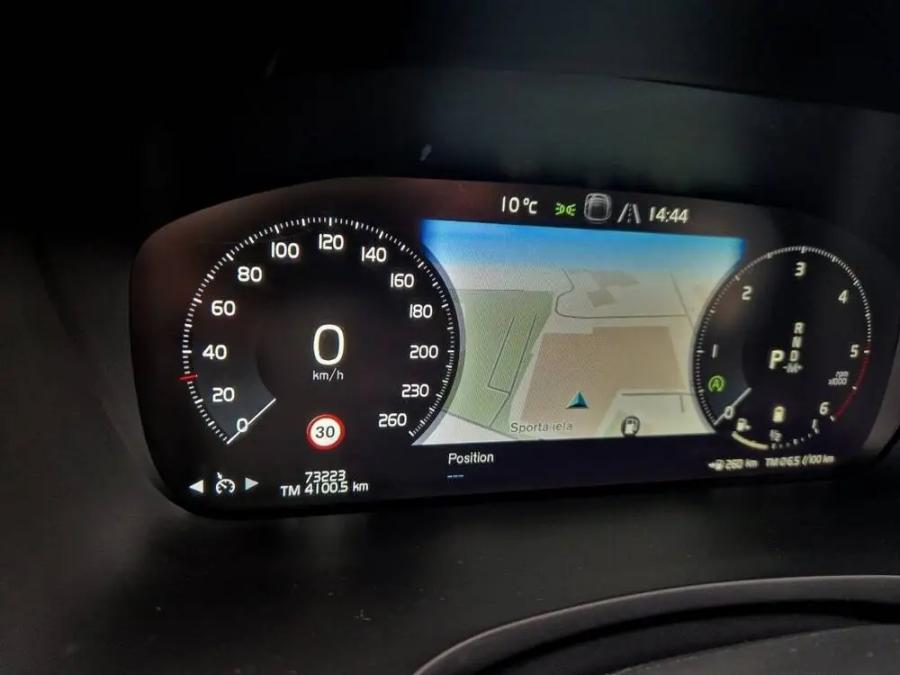 Black Volvo V60 2021 in Riga, with an engine capacity of 2.00 L and mileage of 73 thousand km for 25000 €, photo 11 on AUTOMOTO.COM.LV