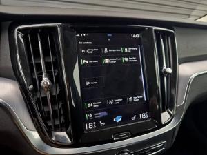 Black Volvo V60 2021 in Riga, with an engine capacity of 2.00 L and mileage of 73 thousand km for 25000 €, photo 12 on AUTOMOTO.COM.LV
