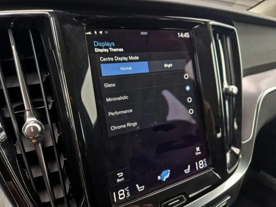 Black Volvo V60 2021 in Riga, with an engine capacity of 2.00 L and mileage of 73 thousand km for 25000 €, photo 16 on AUTOMOTO.COM.LV