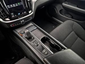 Black Volvo V60 2021 in Riga, with an engine capacity of 2.00 L and mileage of 73 thousand km for 25000 €, photo 17 on AUTOMOTO.COM.LV