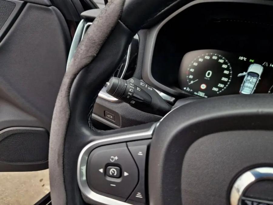 Black Volvo V60 2021 in Riga, with an engine capacity of 2.00 L and mileage of 73 thousand km for 25000 €, photo 18 on AUTOMOTO.COM.LV