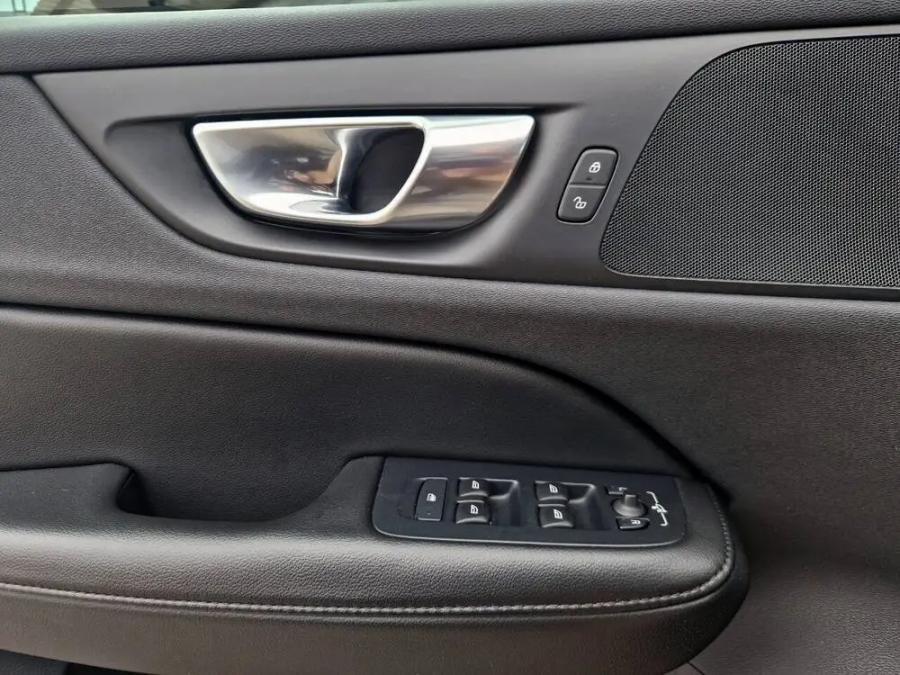 Black Volvo V60 2021 in Riga, with an engine capacity of 2.00 L and mileage of 73 thousand km for 25000 €, photo 20 on AUTOMOTO.COM.LV