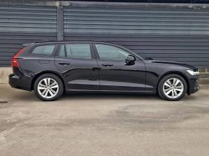 Black Volvo V60 2021 in Riga, with an engine capacity of 2.00 L and mileage of 73 thousand km for 25000 €, photo 35 on AUTOMOTO.COM.LV