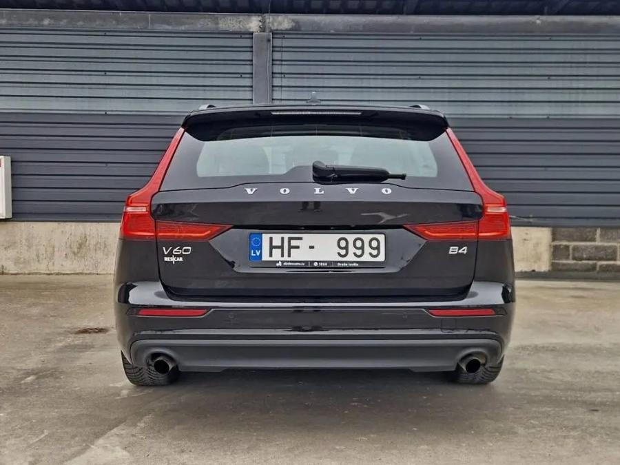 Black Volvo V60 2021 in Riga, with an engine capacity of 2.00 L and mileage of 73 thousand km for 25000 €, photo 38 on AUTOMOTO.COM.LV