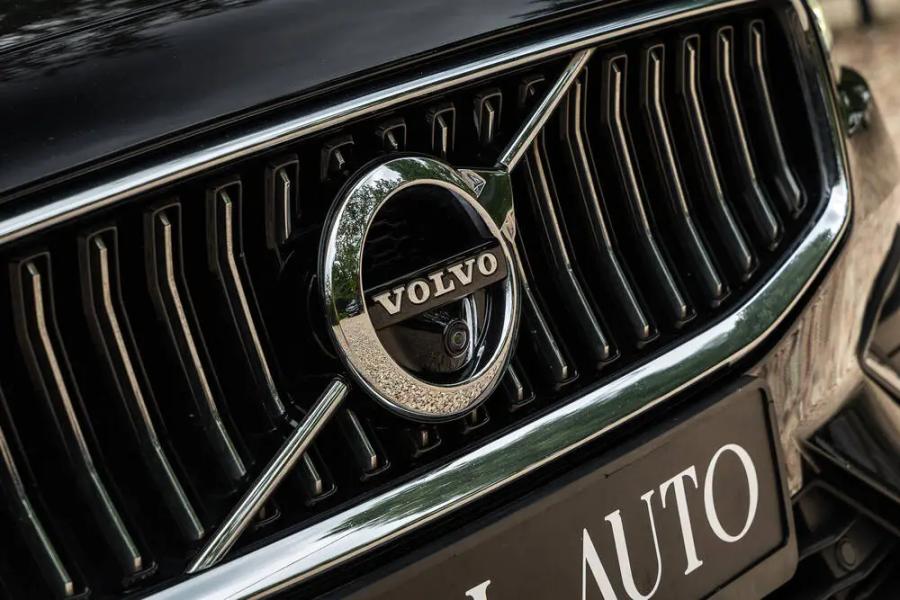Black Volvo V60 2021 in Jelgava, with an engine capacity of 2.00 L and mileage of 163 thousand km for 19500 €, photo 8 on AUTOMOTO.COM.LV