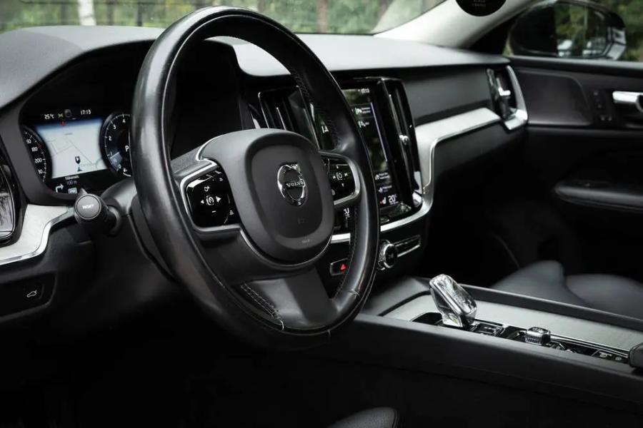 Black Volvo V60 2021 in Jelgava, with an engine capacity of 2.00 L and mileage of 163 thousand km for 19500 €, photo 10 on AUTOMOTO.COM.LV