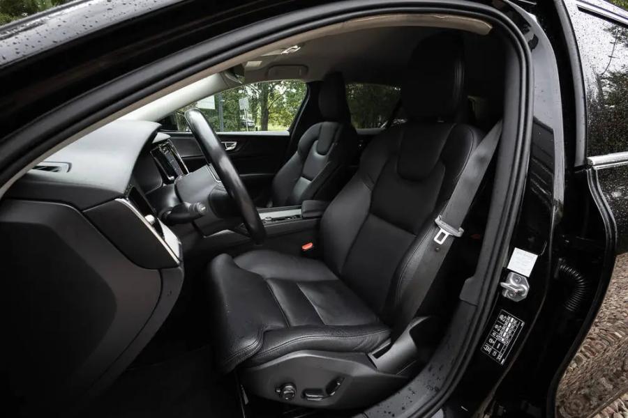 Black Volvo V60 2021 in Jelgava, with an engine capacity of 2.00 L and mileage of 163 thousand km for 19500 €, photo 11 on AUTOMOTO.COM.LV